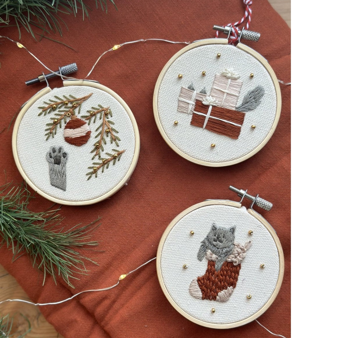 Kit de broderie DIY - Trio Charlie la curieuse | Brodé Serré chez Articho